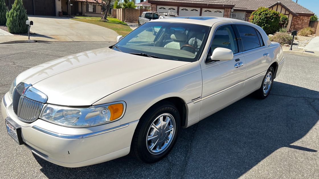 Used Lincoln Town Car for Sale Near Me Under $5,000 - Autotrader